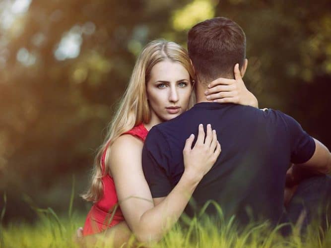 9 Top Signs Of A Possessive Woman | LifeFalcon.com